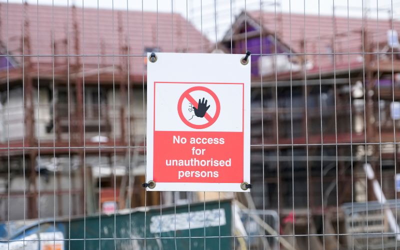 Preventing access by unauthorised persons to a construction site ...